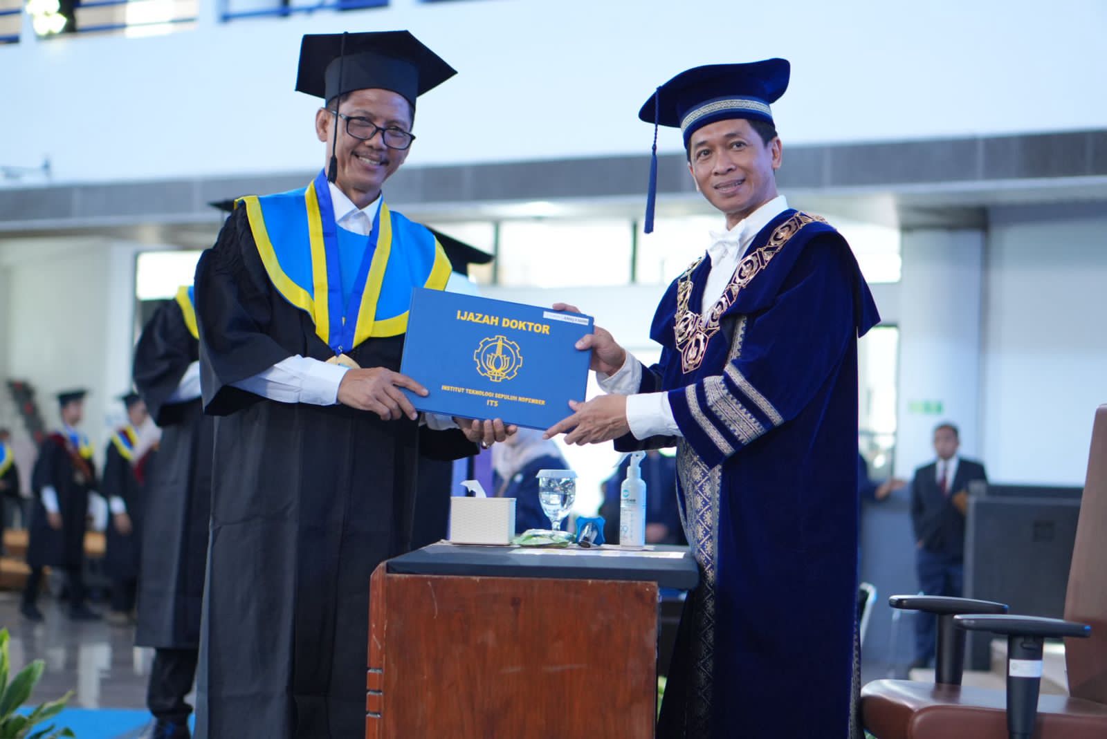 Cerita Wisudawan Termuda dan Tertua ITS, Tak Ada Batasan Usia Menuntut Ilmu